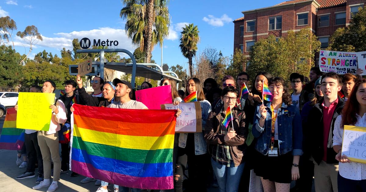 USC students host counter-protest in solidarity with LGBTQ students ...